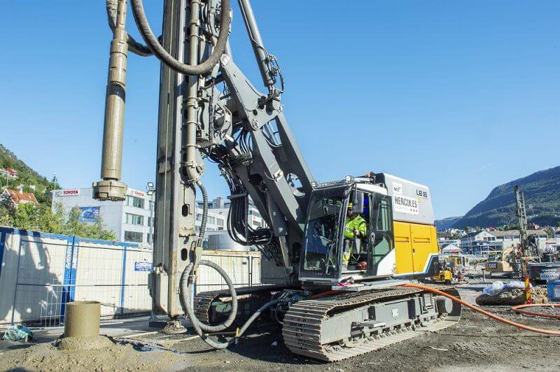 Battery-operated large rotary drilling rig LB 16 in action | SUNCAR