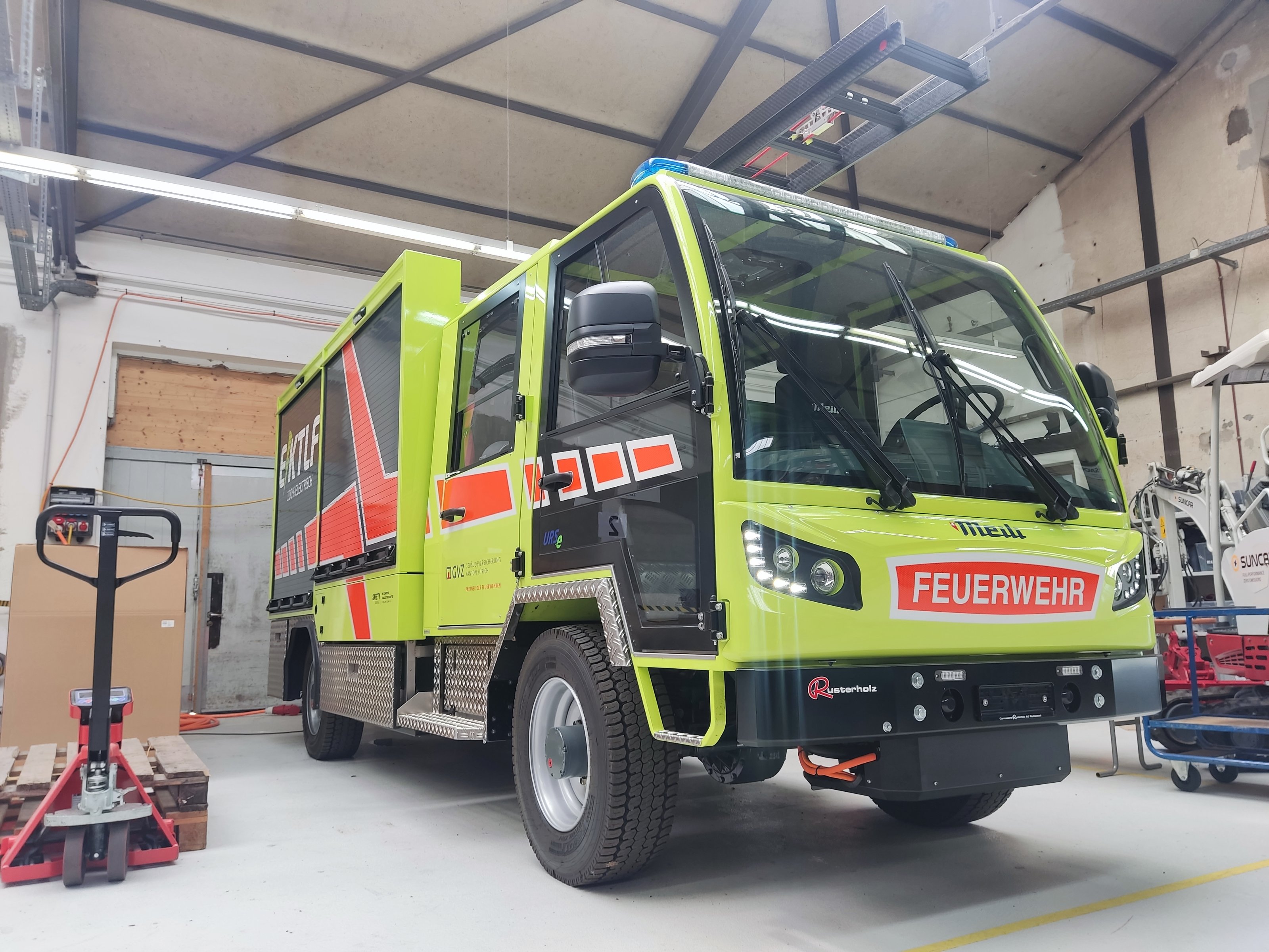 SUNCAR entwickelt ein Kommunalfahrzeug und einen Mobilbagger | SUNCAR